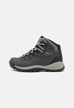 Columbia NEWTON RIDGE PLUS - Scarpa da hiking - quarry/cool wave/grigio ...
