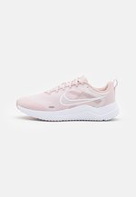 Nike Performance DOWNSHIFTER 12 - Neutrala löparskor - barely rose ...