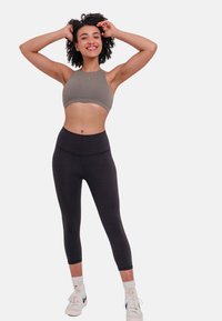 Araa Active PRIM STRAPPY - Sport-bh met medium support - khaki/kaki - Zalando.nl