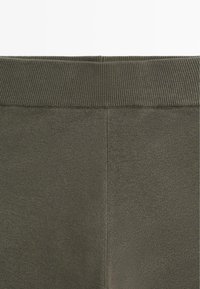 Massimo Dutti WITH VENTS AT THE HEMS - Pantaloni - green/verde - Zalando.it