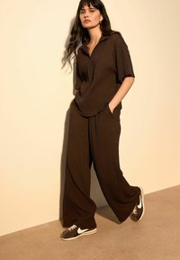 Next WIDE - Spodnie materiałowe/brązowy - Zalando.pl