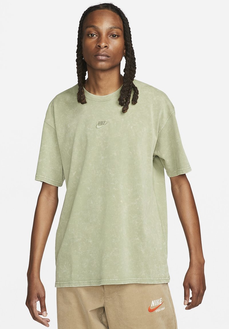 Nike Sportswear M NSW PREM ESSNTL DYE - T-Shirt print - oil green/grün - Zalando.at