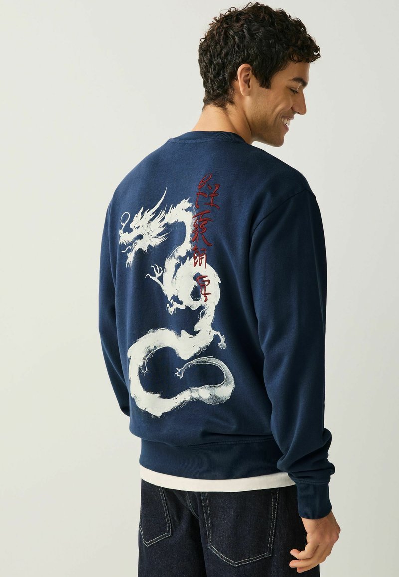 Next GRAPHIC REGULAR FIT - Bluză de molton - navy blue washed/bleumarin ...