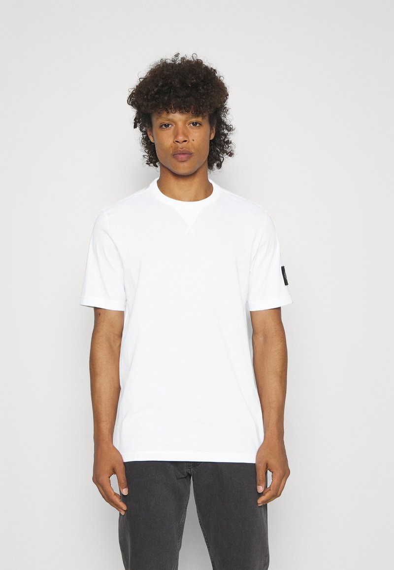 Calvin Klein Jeans BADGE REGULAR TEE - T-shirt basique - bright white/blanc - ZALANDO.BE