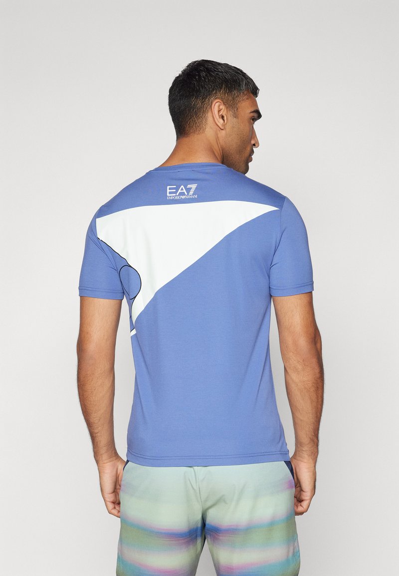 EA7 Emporio Armani TENNIS CLUB TEE - Trükipildiga T-särk - marlin/sinine - Zalando.ee