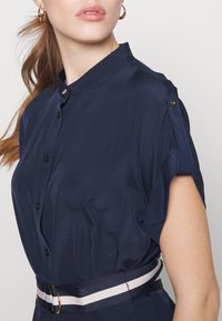 Lauren Ralph Lauren Petite TYCENDA SHORT SLEEVE DAY DRESS - Vestido camisero - refined navy/azul ...