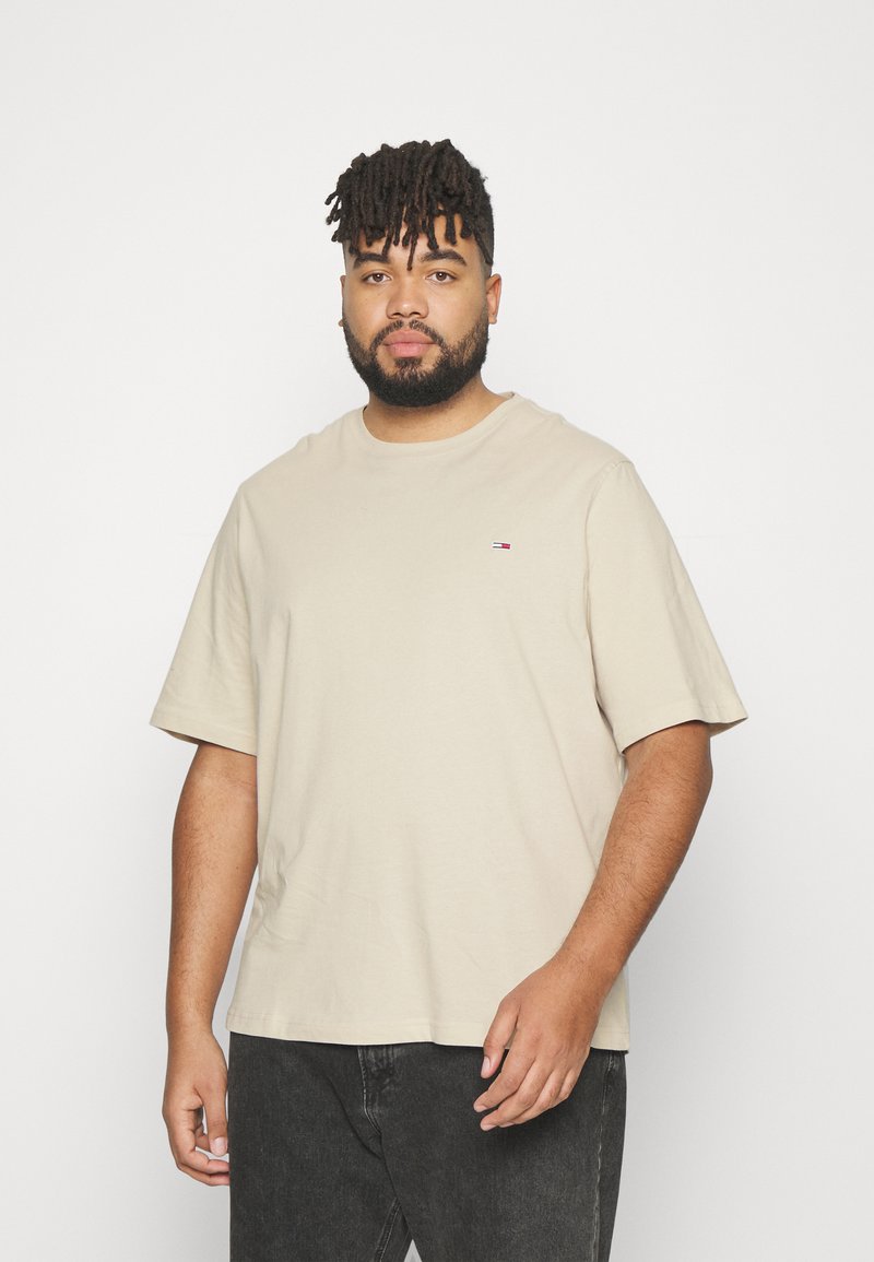 Tommy Jeans Plus SOLID TEE 2 PACK - T-Shirt basic - classic beige/black ...