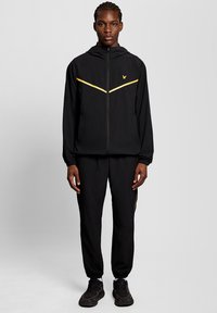 Lyle & Scott STRIPED TRACKIES - Jogginghose - z jet black/schwarz ...