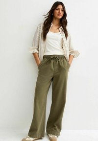 New Look TWILL DRAWSTRING WIDE LEG - Flared Jeans - khaki - Zalando