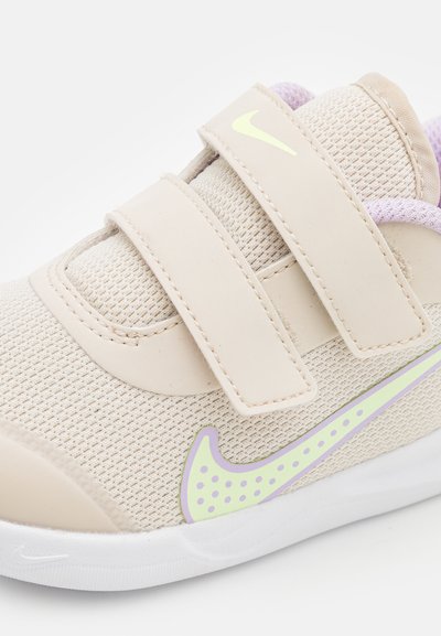 Nike Performance OMNI MULTI COURT UNISEX - Scarpe da corsa su strada ...