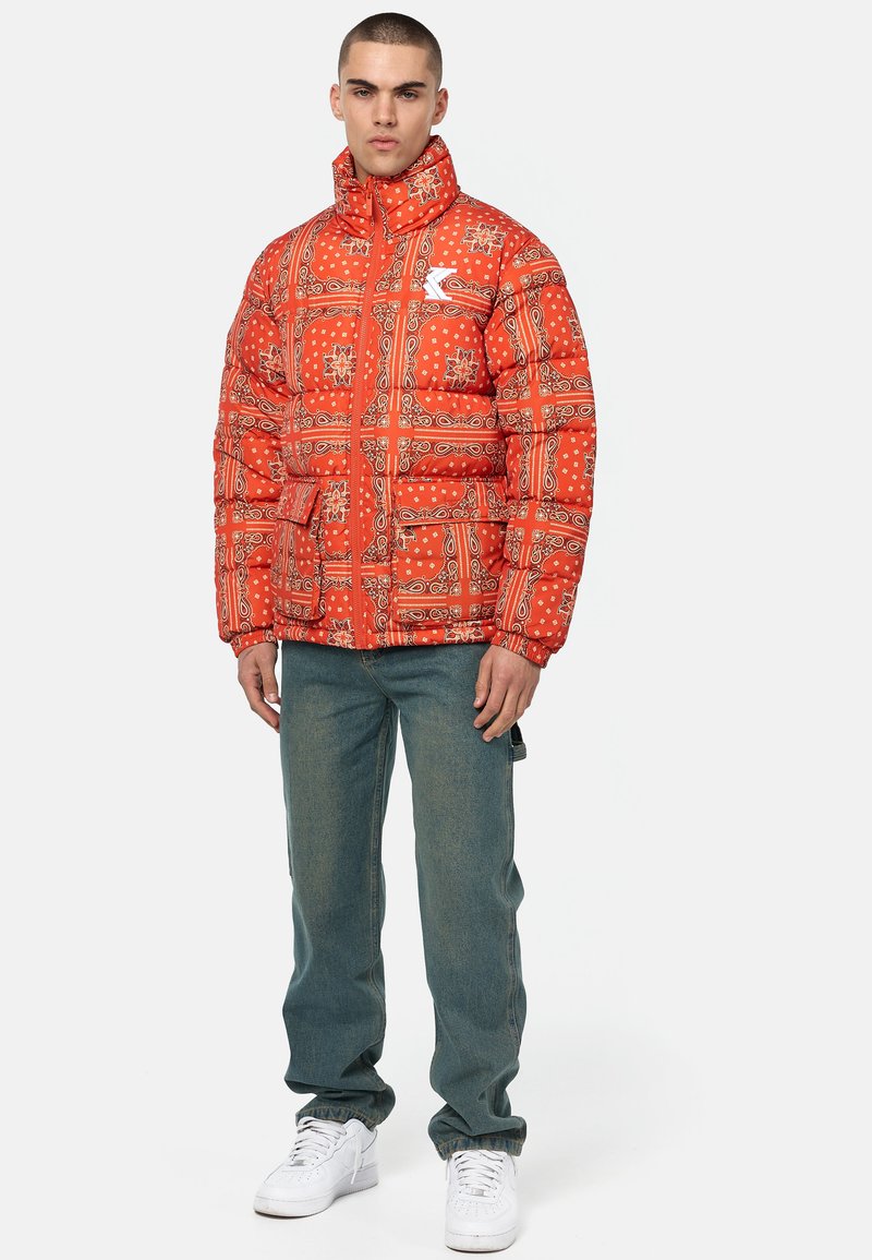 Karl Kani PAISLEY PUFFER JACKET - Winterjacke - dark orange/white/black/orange - Zalando.de