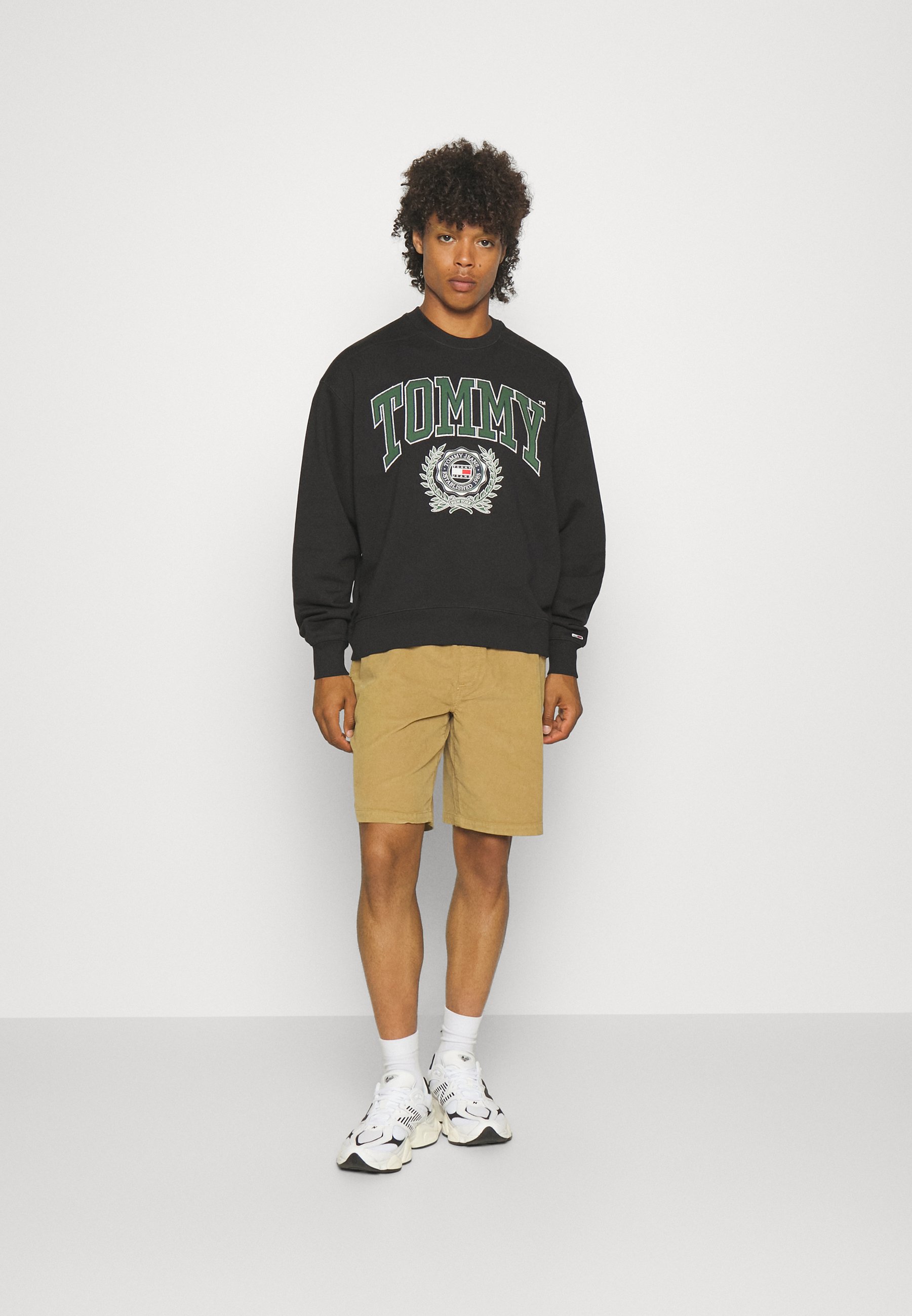 Tommy Jeans BOXY COLLEGE GRAPHIC CREW Sweatshirt black schwarz Zalando