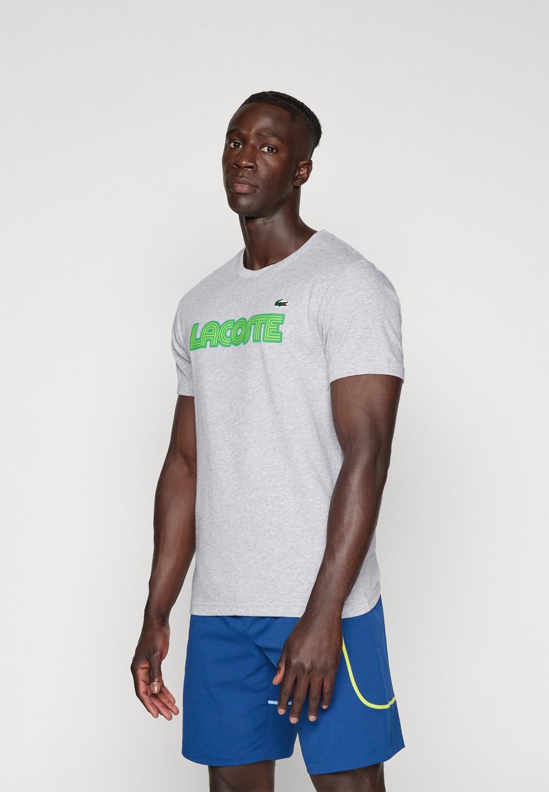 Lacoste Sport TEE TURTLE NECK - Camiseta deportiva - silver/fluorine ...