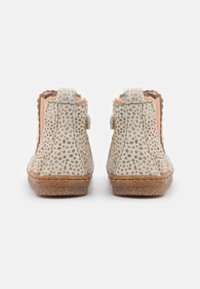 Bisgaard SIGGI - Zapatos de bebé - brown/marrón claro - Zalando.es