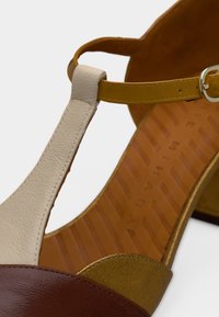 Chie Mihara AGAIT - Escarpins - blue/terra/leche/bronce/ocre ...