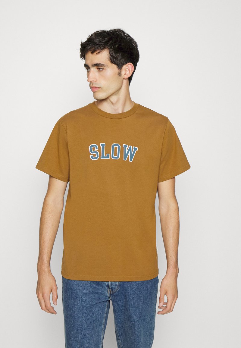 forét EASE - T-Shirt print - rubber/deep forrest/braun - Zalando.at