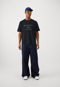 Abercrombie & Fitch HERITAGE CREST LOGO - T-Shirt print - sky captain ...