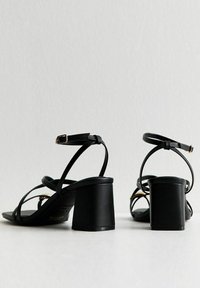 New Look METAL TOE LOOP BLOCK HEEL - T-bar sandals - black - Zalando