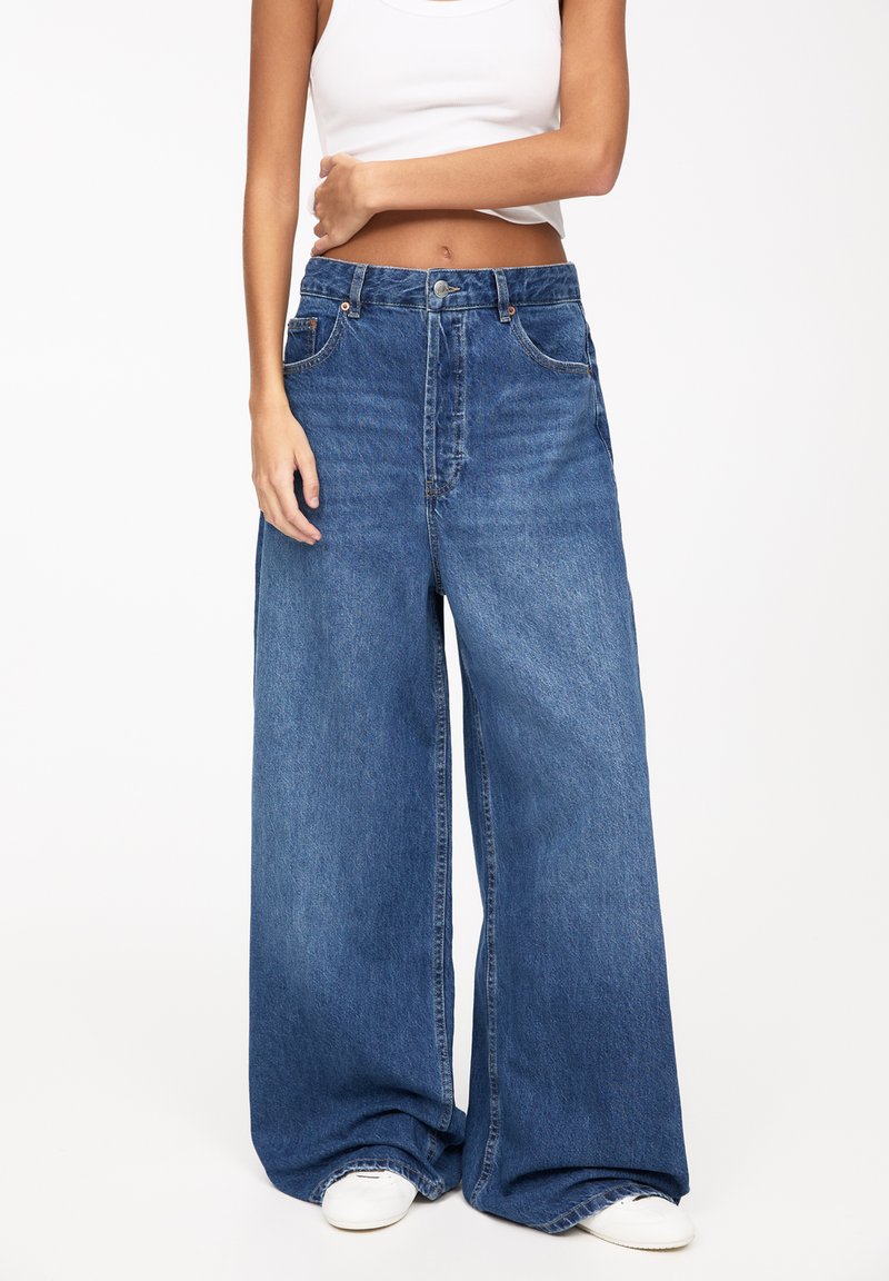 PULL&BEAR SUPER BAGGY - Relaxed fit -farkut - blue denim/sininen denim ...