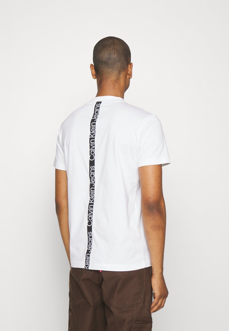 Calvin Klein Jeans LOGO TAPE TEE GENDERLESS UNISEX - T-shirt med print ...