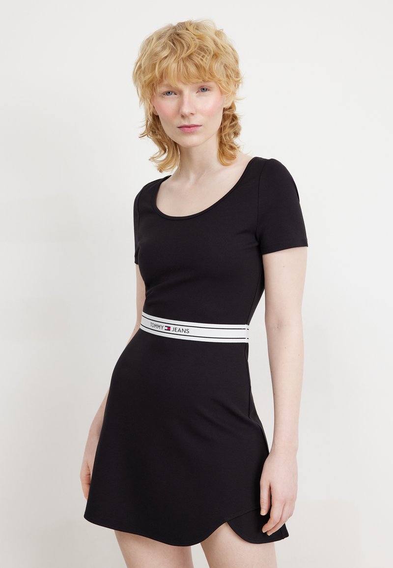 Tommy Jeans LOGO TAPE FIT & FLARE - Obleka iz džersija - black/črna ...