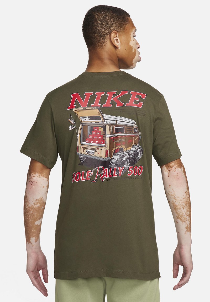 Nike Sportswear RALLY - T-Shirt print - cargo khaki/khaki - Zalando.de