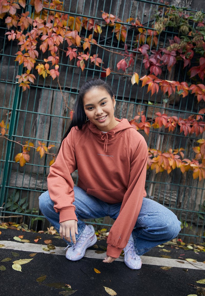 Jordan FLEECE GRAPHIC HOODIE - Jersey con capucha - dusty peach/stealth ...