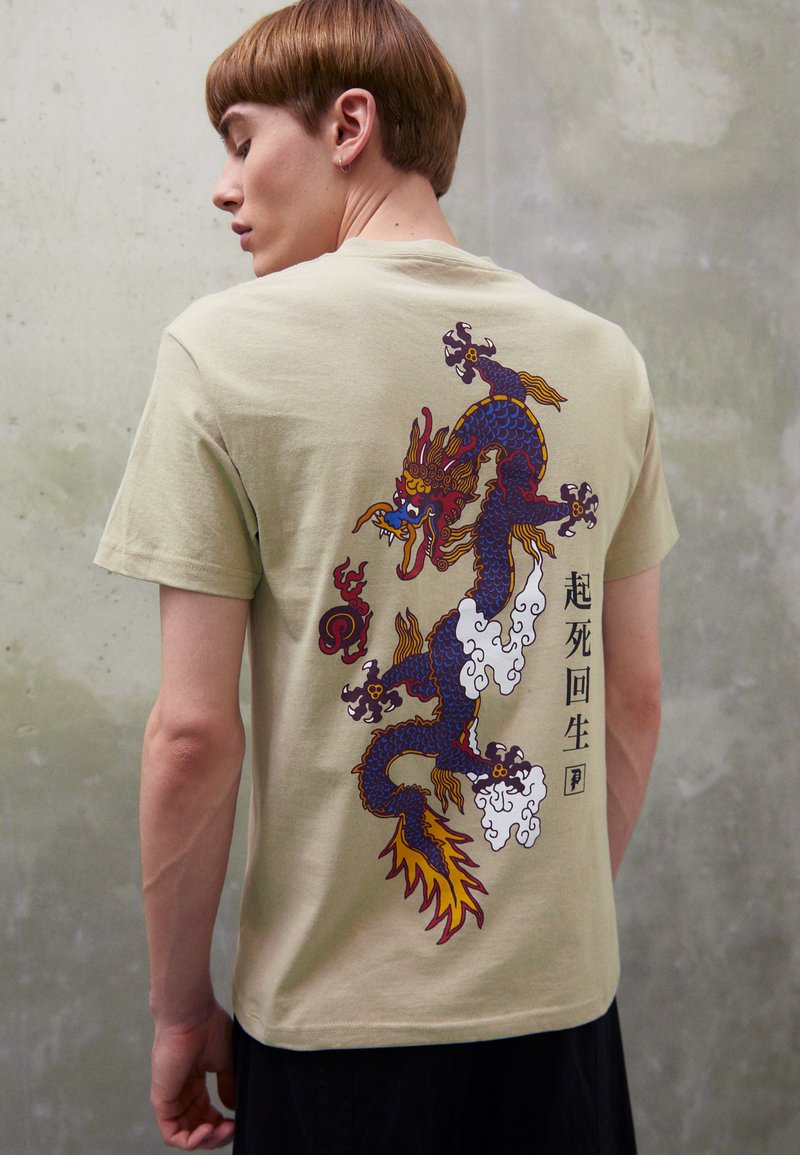 Primitive LEGEND TEE - Print T-shirt - sand - Zalando.de