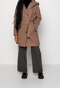 VILA Petite Klassisk frakke - brown/brun - (Pre-owned) - Zalando.dk