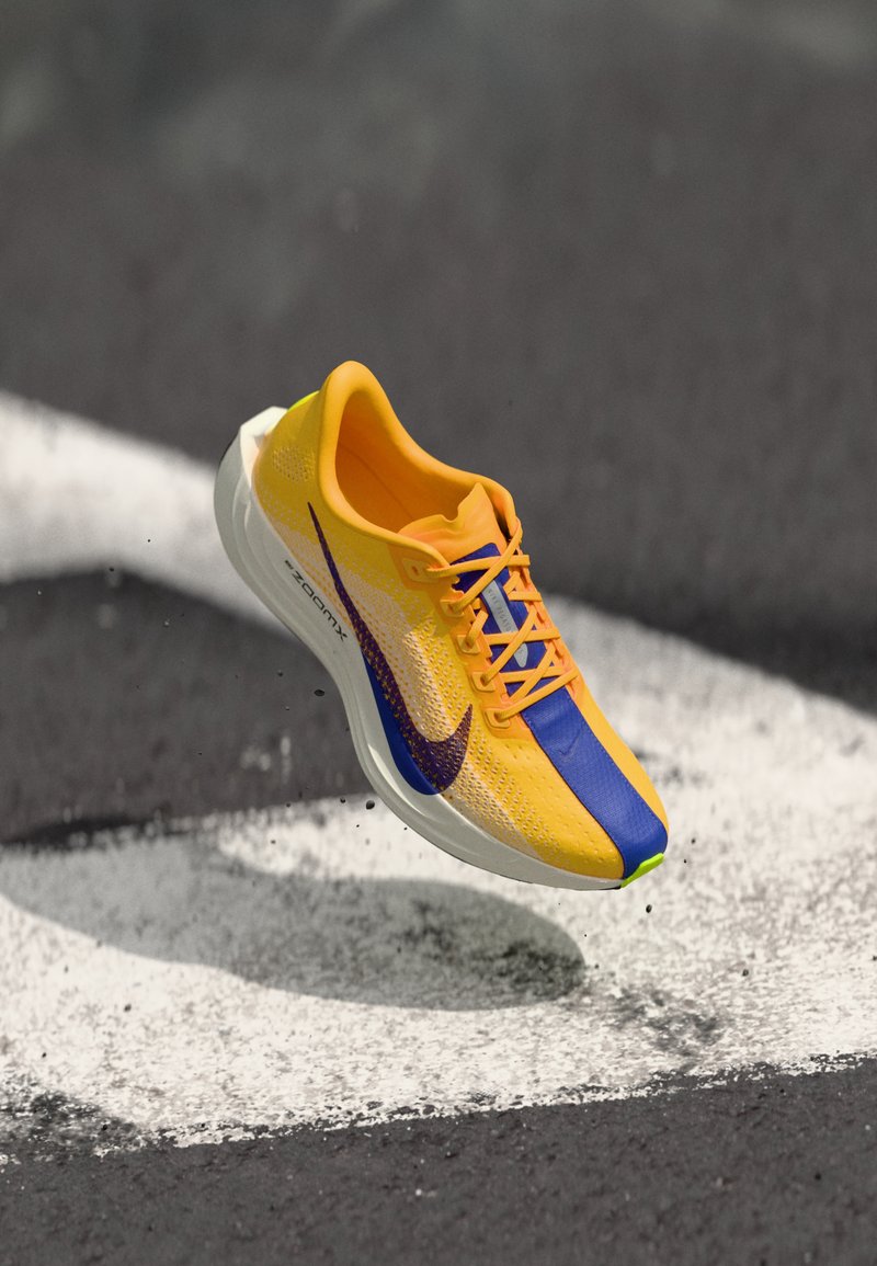 Nike Performance PEGASUS PLUS - Zapatillas running asfalto - laser ...