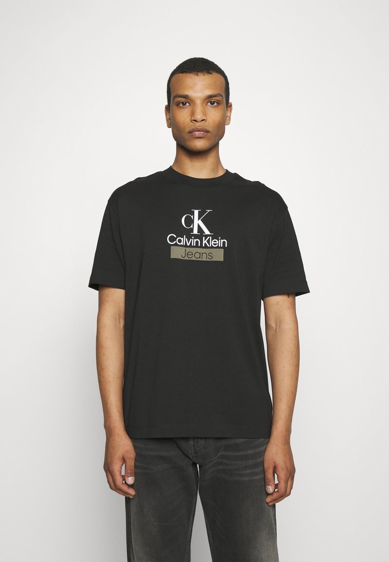 Calvin Klein Jeans STACKED ARCHIVAL TEE - Camiseta estampada - black/negro - Zalando.es