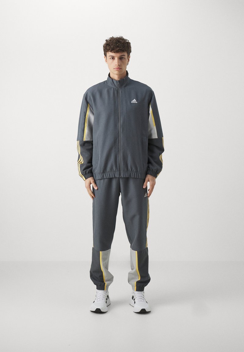 adidas Sportswear SPORTSWEAR COLORBLOCK TRACKSUIT SET - Tracksuit ...