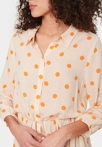 Saint Tropez UEDA - Vestido camisero - orange peel big dots/naranja ...