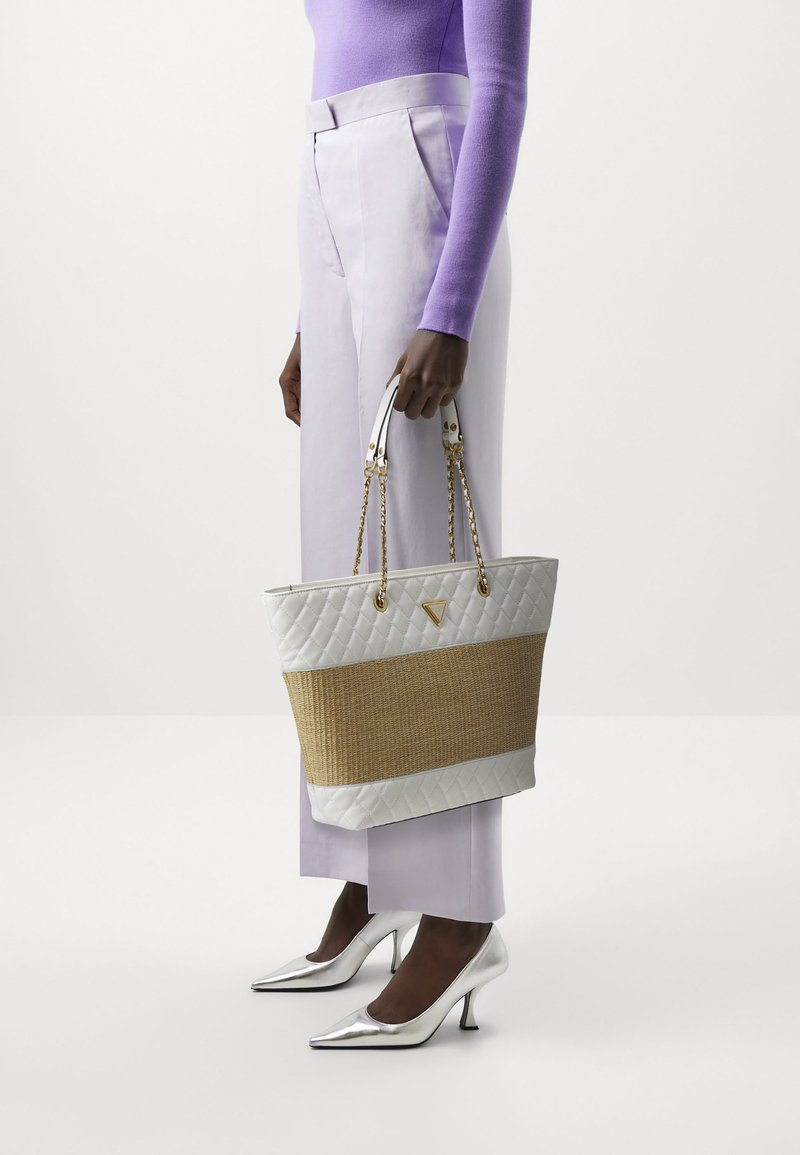 Guess DELFA TOTE - Borsa a mano - natural/white/color carne - Zalando.it