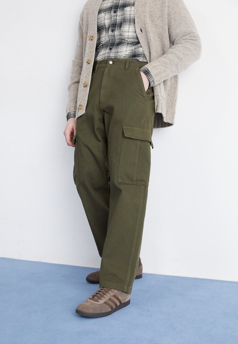WAX LONDON SANTO TROUSER HERRINGBONE - Pantalon cargo - khaki/kaki ...