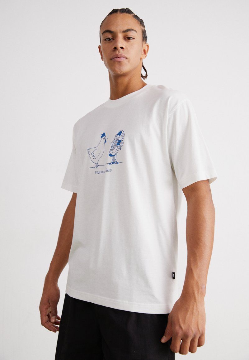 New Balance CHICKEN OR SHOE RELAXED TEE - T-Shirt print - white/weiß ...