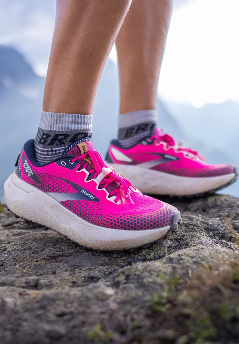 Brooks CALDERA 6 - Løbesko stabilitet - pink glo peacoat marshmallow ...