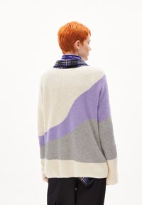 ARMEDANGELS MIYAA - Strickpullover - oatmilk purple stone/beige - Zalando
