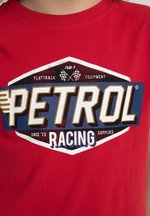 Petrol Industries RACING LOGO - T-Shirt print - urban red/rot - Zalando.de