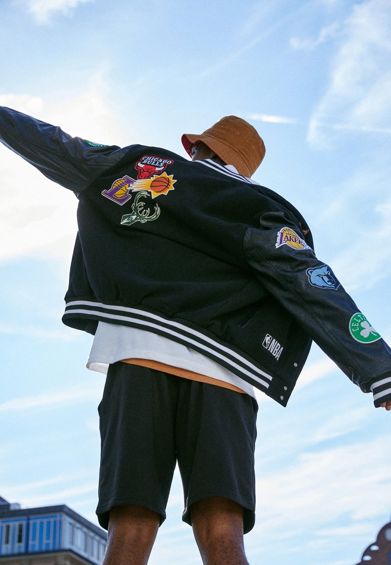 New Era NBA ALL OVER BADGE VARSITY - Club wear - black/white/black ...