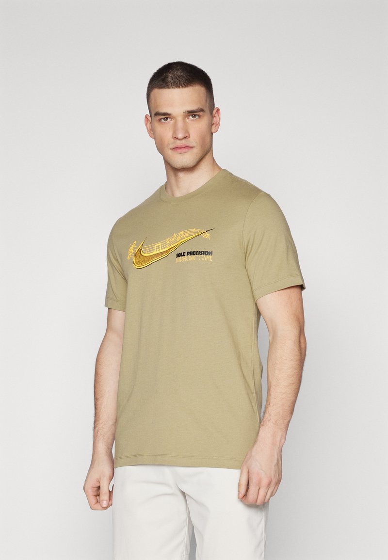 Nike Performance TEE - T-shirt con stampa - neutral olive/verde - Zalando.it