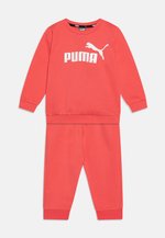 Puma MINICATS CREW JOGGER UNISEX SET - Tracksuit - electric blush/light ...