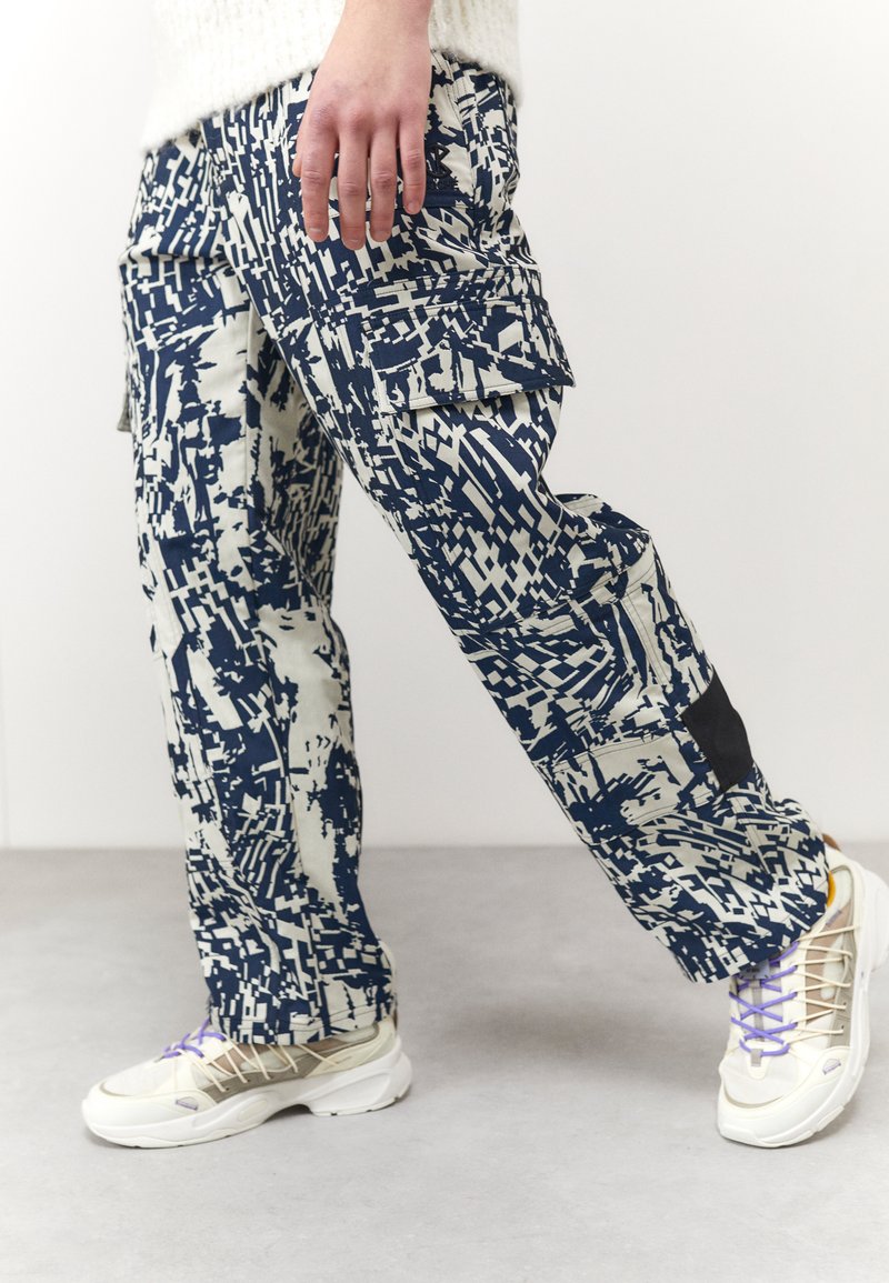 KOCHÉ PANTS UNISEX - Cargobukse - ecru/blue/blå - Zalando.no