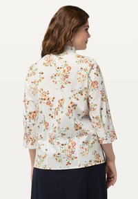 Ulla Popken FLORAL 3/4 SLEEVE - Overhemdblouse - snow white/wit ...