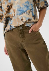 Culture SMARTA ALIENA BARREL PANTS - Džinsi ar platām starām - cub ...