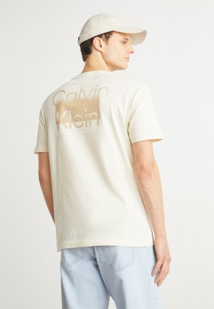 Calvin Klein Jeans EXCLUSIVE BOLD CALVIN GRAPHIC TEE - T-shirts med ...