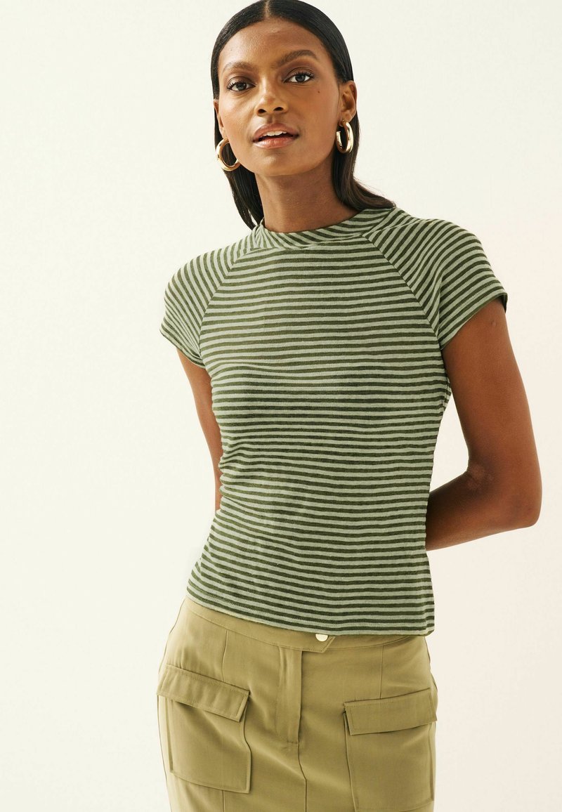 Next SHORT SLEEVE RAGLAN T-SHIRT - T-Shirt print - green stripe/grün ...