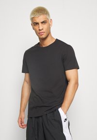Pier One 7 PACK - T-shirts basic - black/sort - Zalando.dk