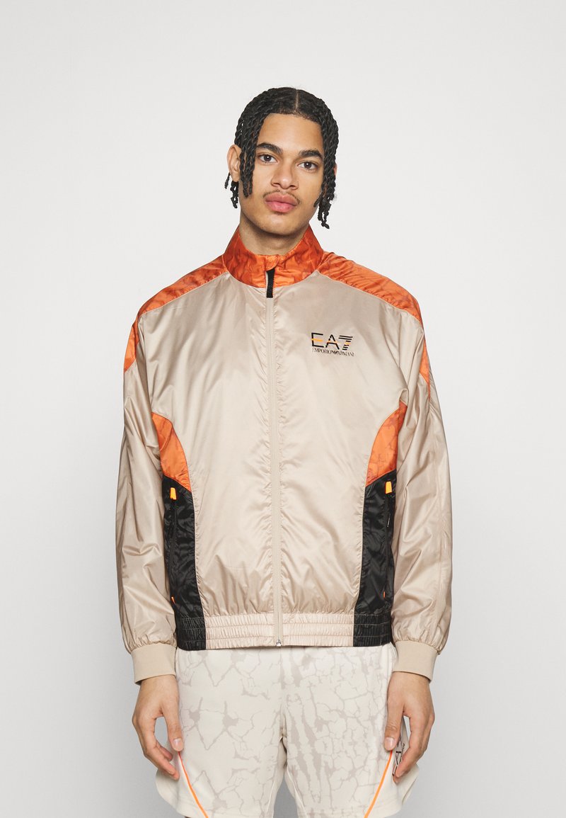 EA7 Emporio Armani TENNIS PRO JACKET GRAPHIC - Trainingsjacke - oxford tan/beige - Zalando.de