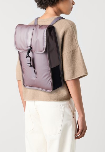 Rains TRAIL BAG UNISEX - Reppu - green/tummanvihreä - Zalando.fi